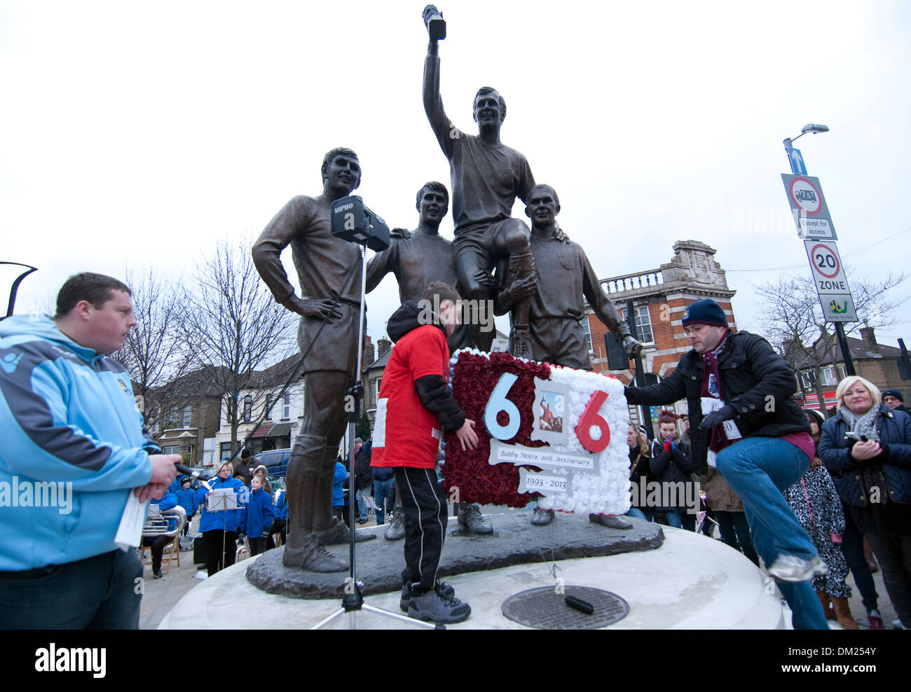 Jonjo Heuerman lays a wreath beside the bobby Moore statue after ...