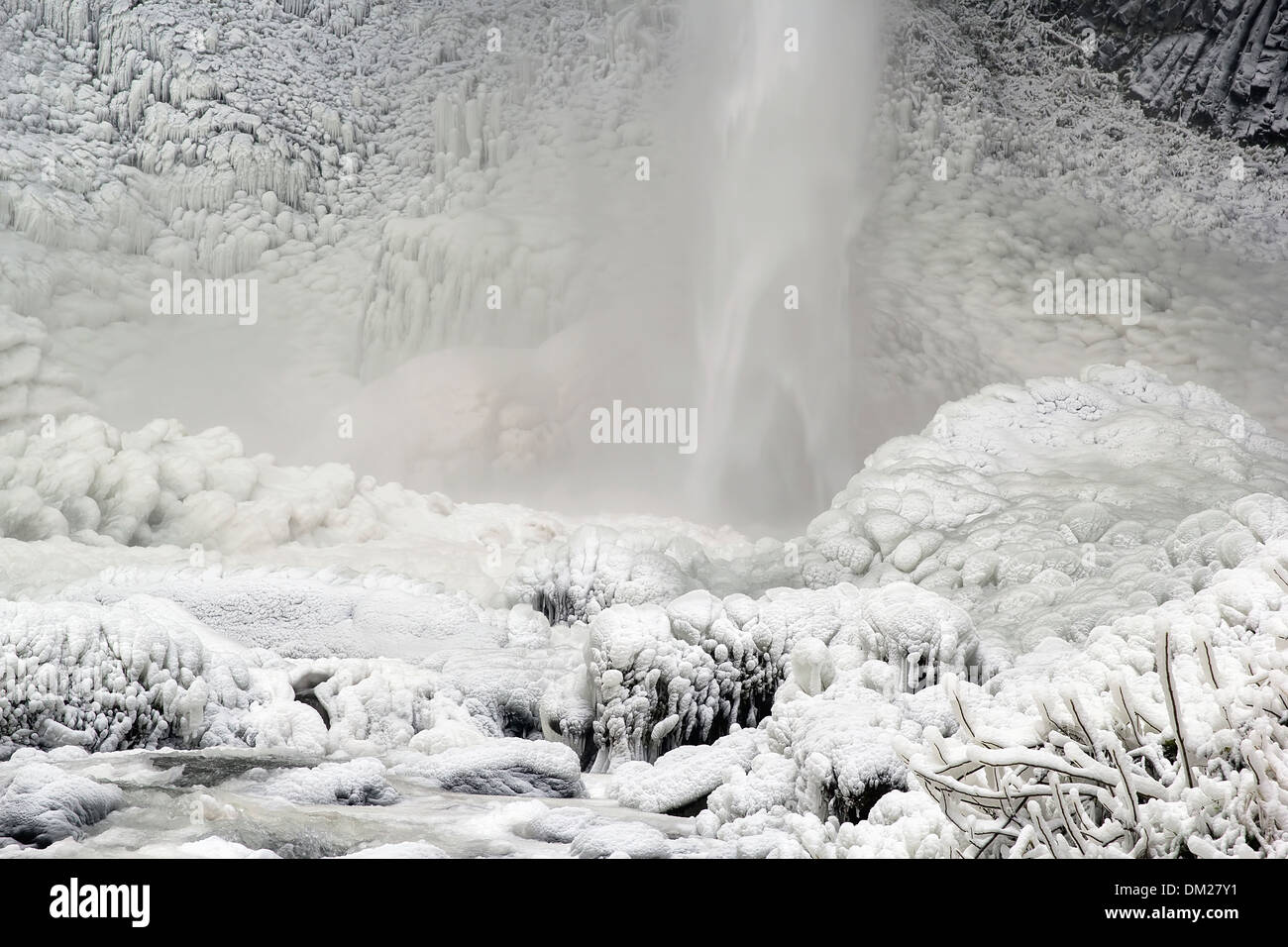 Water pool at bottom of waterfall hi-res stock photography and images ...