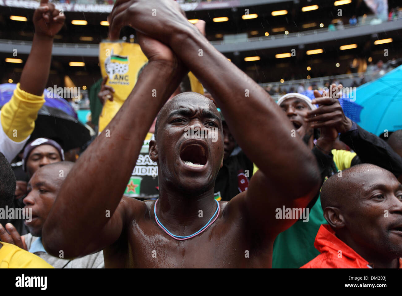 Johannesburg, South Africa. 10th Dec, 2013. Mourners attend the ...