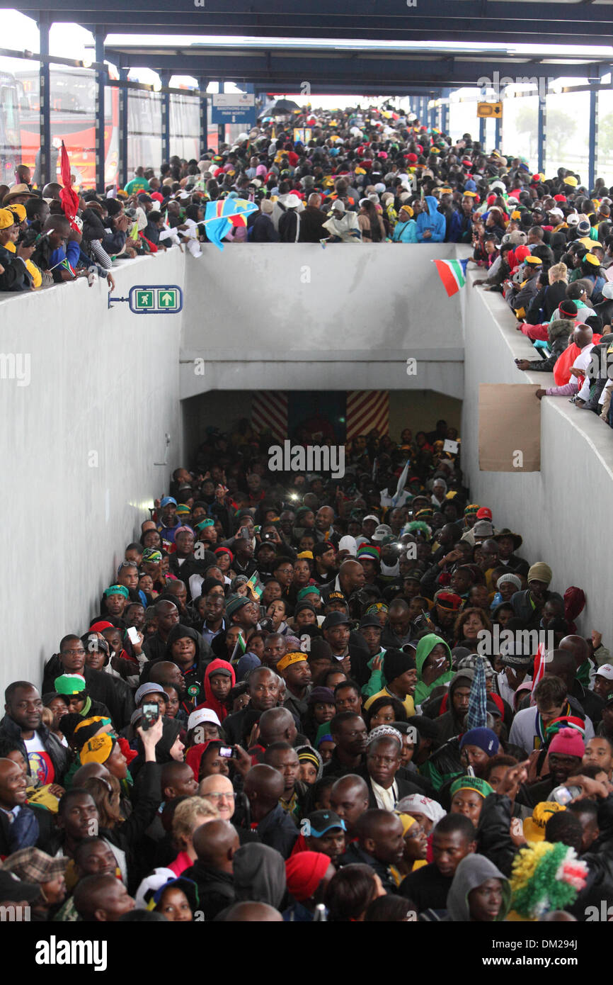 Johannesburg, South Africa. 10th Dec, 2013. Mourners attend the ...