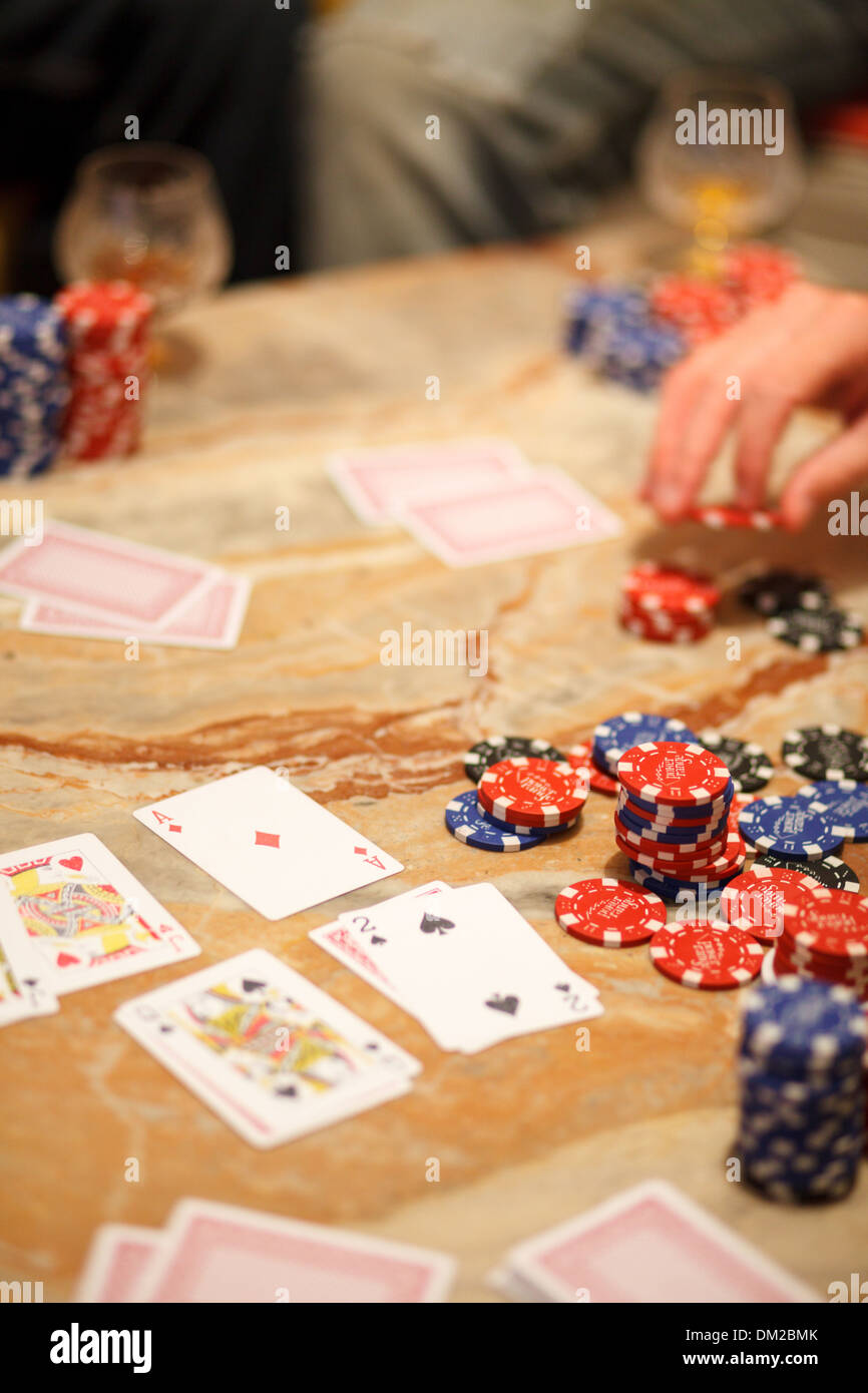 Real poker game between friends in the evening, not sterile super happy ...