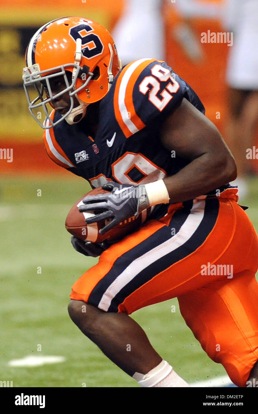 Syracuse running back Antwon Bailey (29) takes the kick-off in the ...
