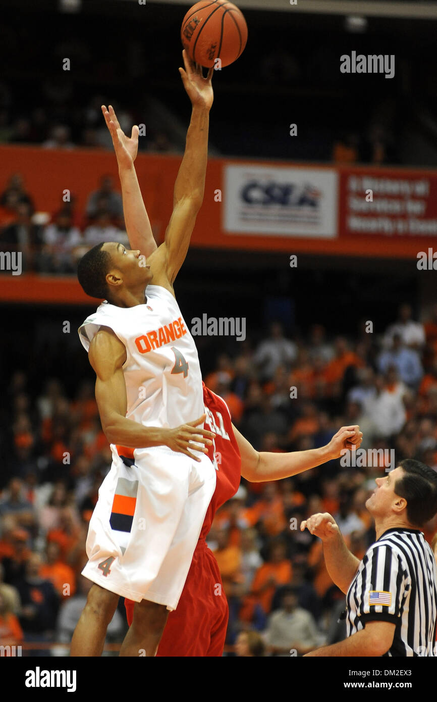 Syracuse forward Wesley Johnson (4) gets the opening tip-off over ...