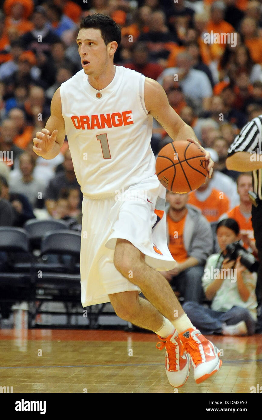 Syracuse guard Andy Rautins (1) carries the ball up court in the second ...