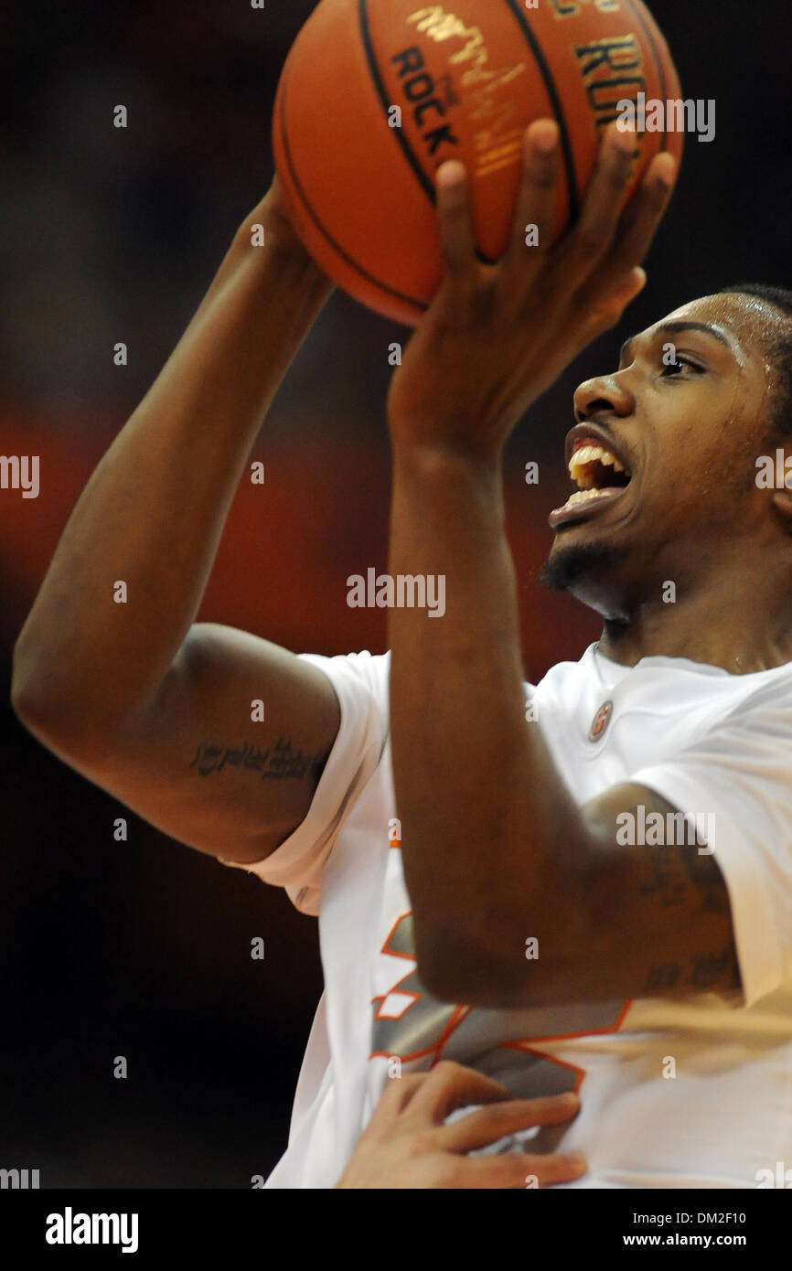Syracuse forward Kris Joseph (32) soars to the hoop for a lay-up ...