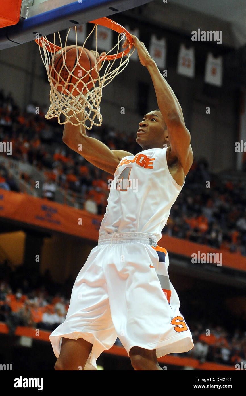 Syracuse forward Wesley Johnson (4) catches the rebound for the dunk in ...
