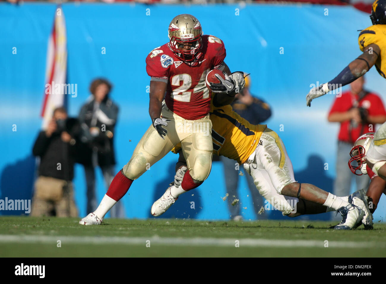 Florida State running back Lonnie Pryor (24) avoids a tackle by West ...