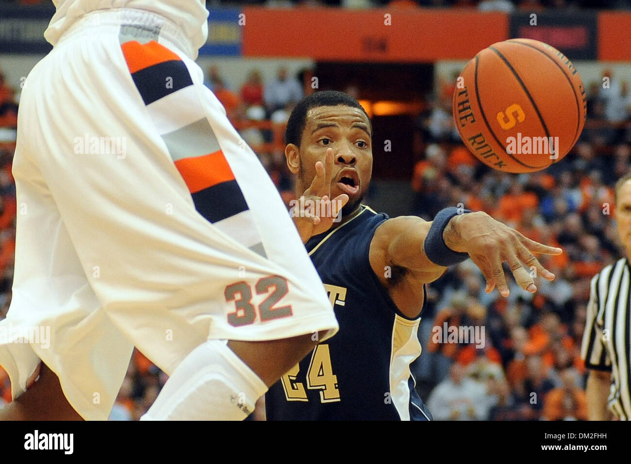 Pittsburgh guard Jermaine Dixon (24) makes the first half pass after ...