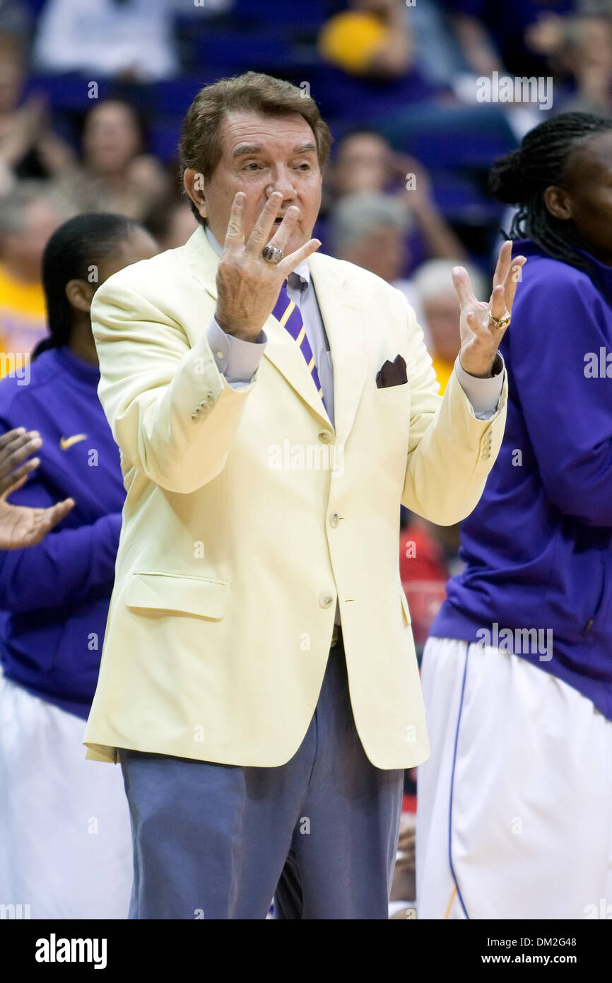 Tennessee at LSU; Head Coach Van Chancellor calls a play to his team ...