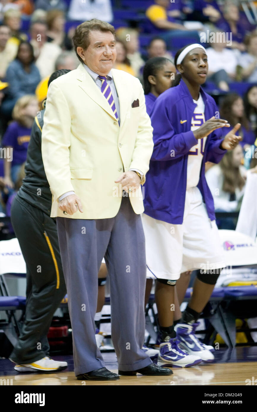 Tennessee at LSU; Head Coach Van Chancellor calls a play to his team ...