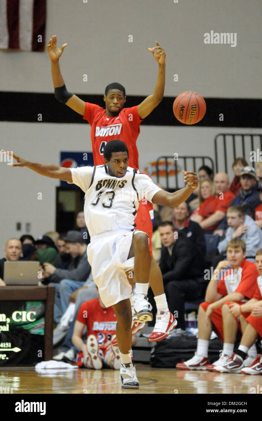 St. Bonaventure guard/forward Marquise Simmons (33) makes the steal on ...