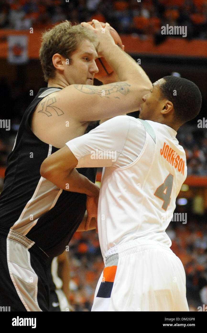 Syracuse forward Wesley Johnson (4) takes a elbow to the face by ...