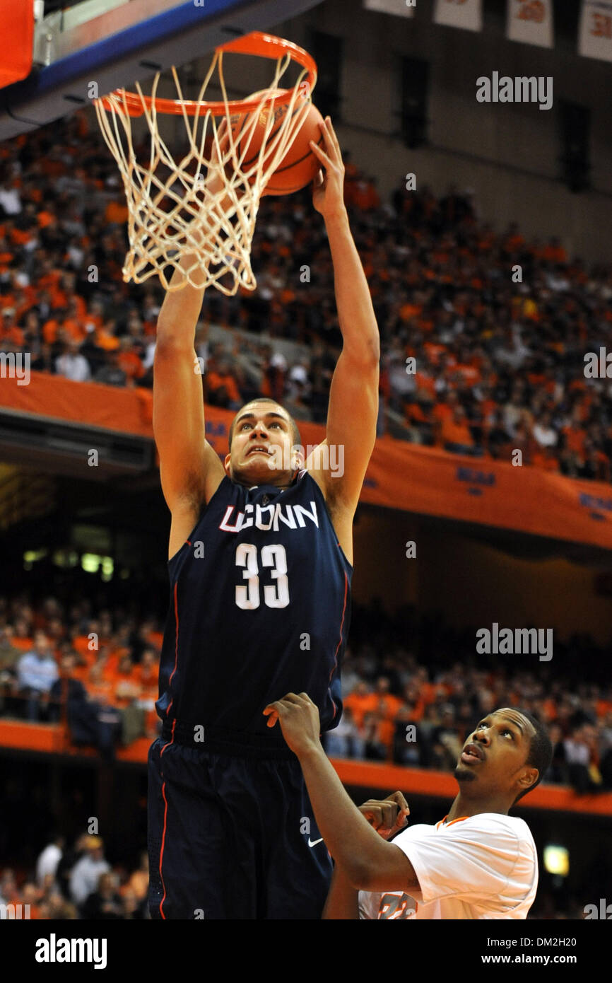 Connecticut forward Gavin Edwards (33) looks to dunk over Syracuse ...