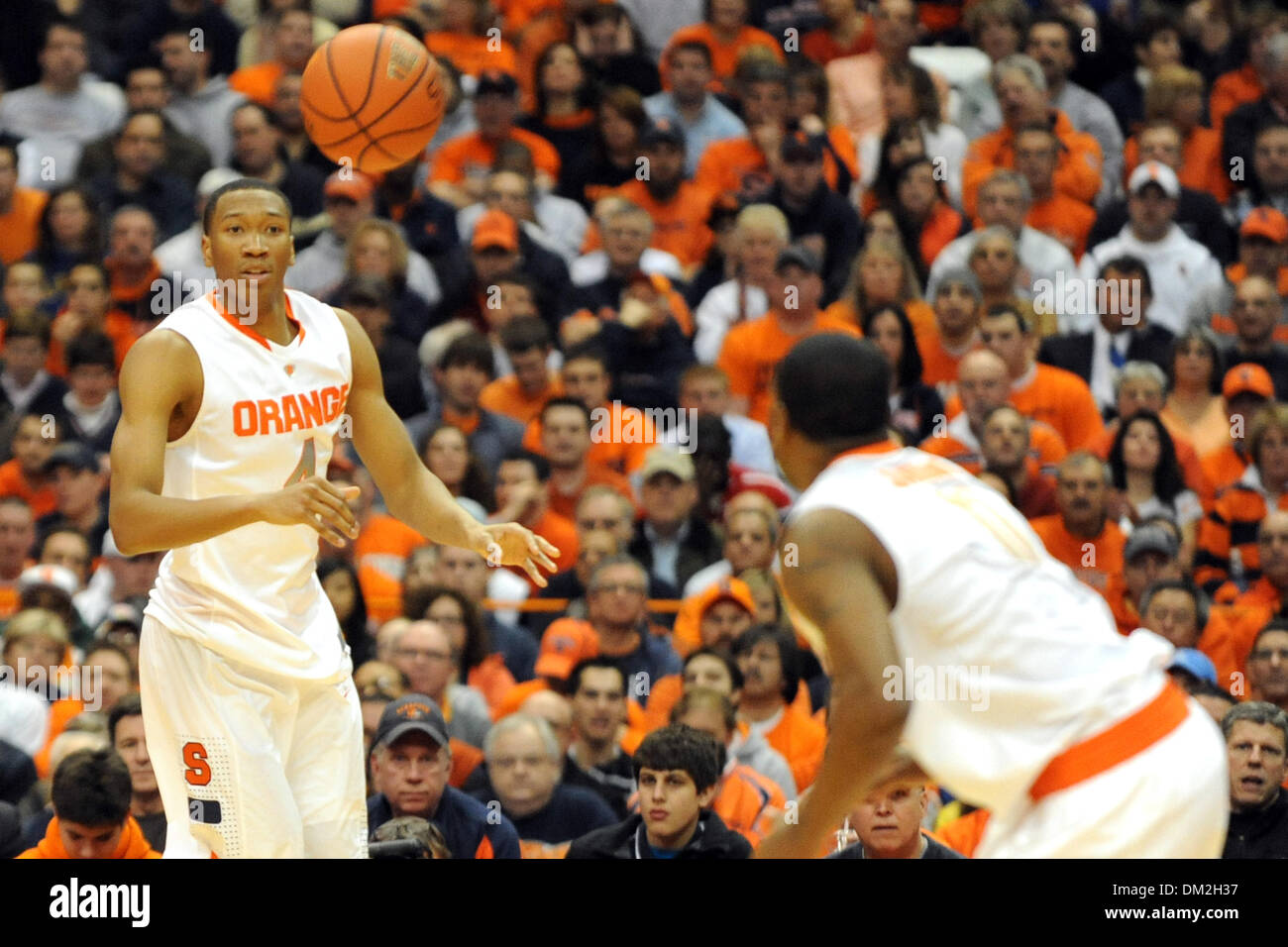 Syracuse forward Wesley Johnson (4) passes the ball up court to ...