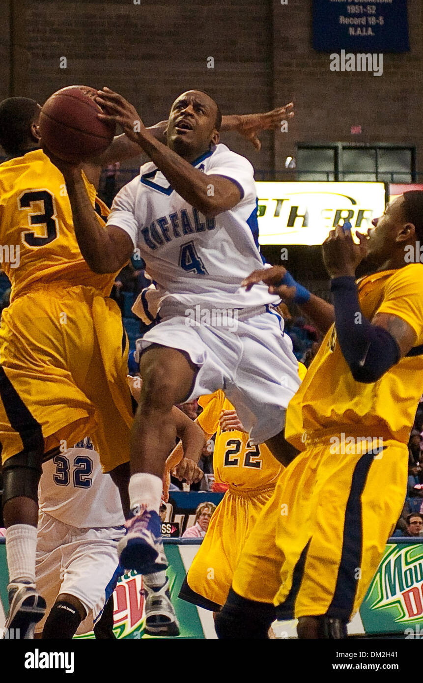 Buffalo Bulls guard Rodney Pierce (4) drives to the basket in a game ...