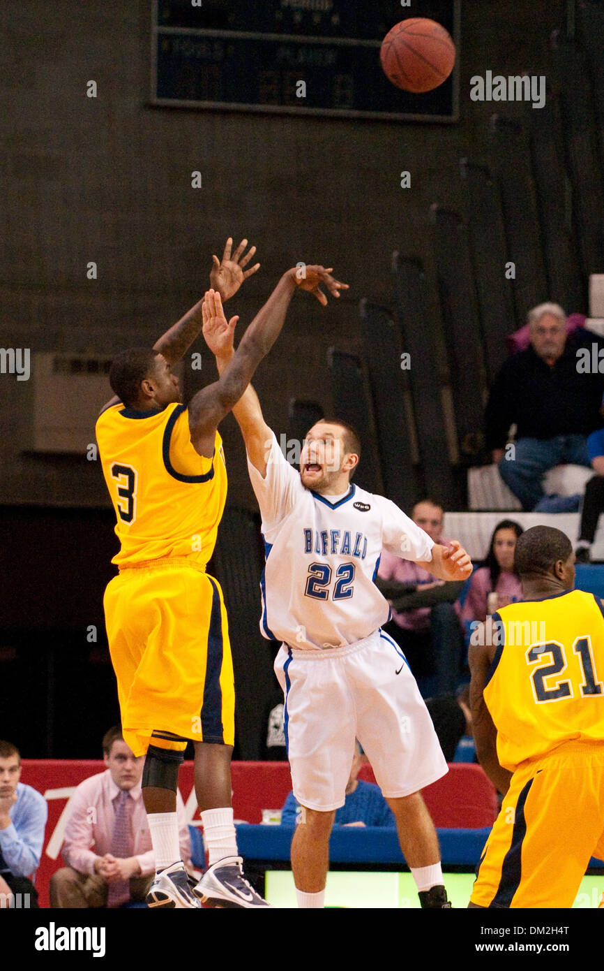 Buffalo Bulls guard John Boyer (22) attempts to block the shot of Kent ...