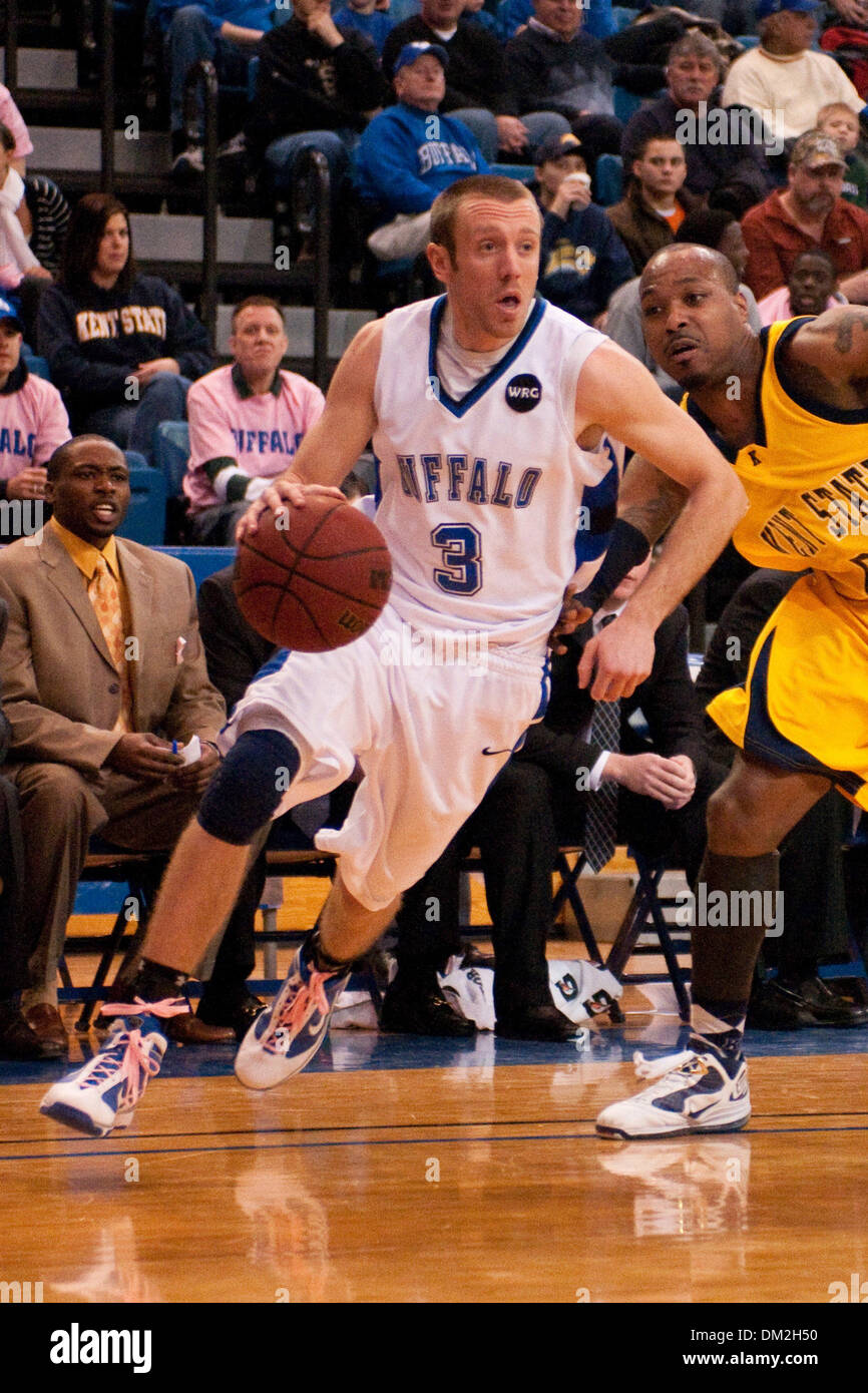 Buffalo Bulls guard Sean Smiley (3) handles the ball in a game against ...