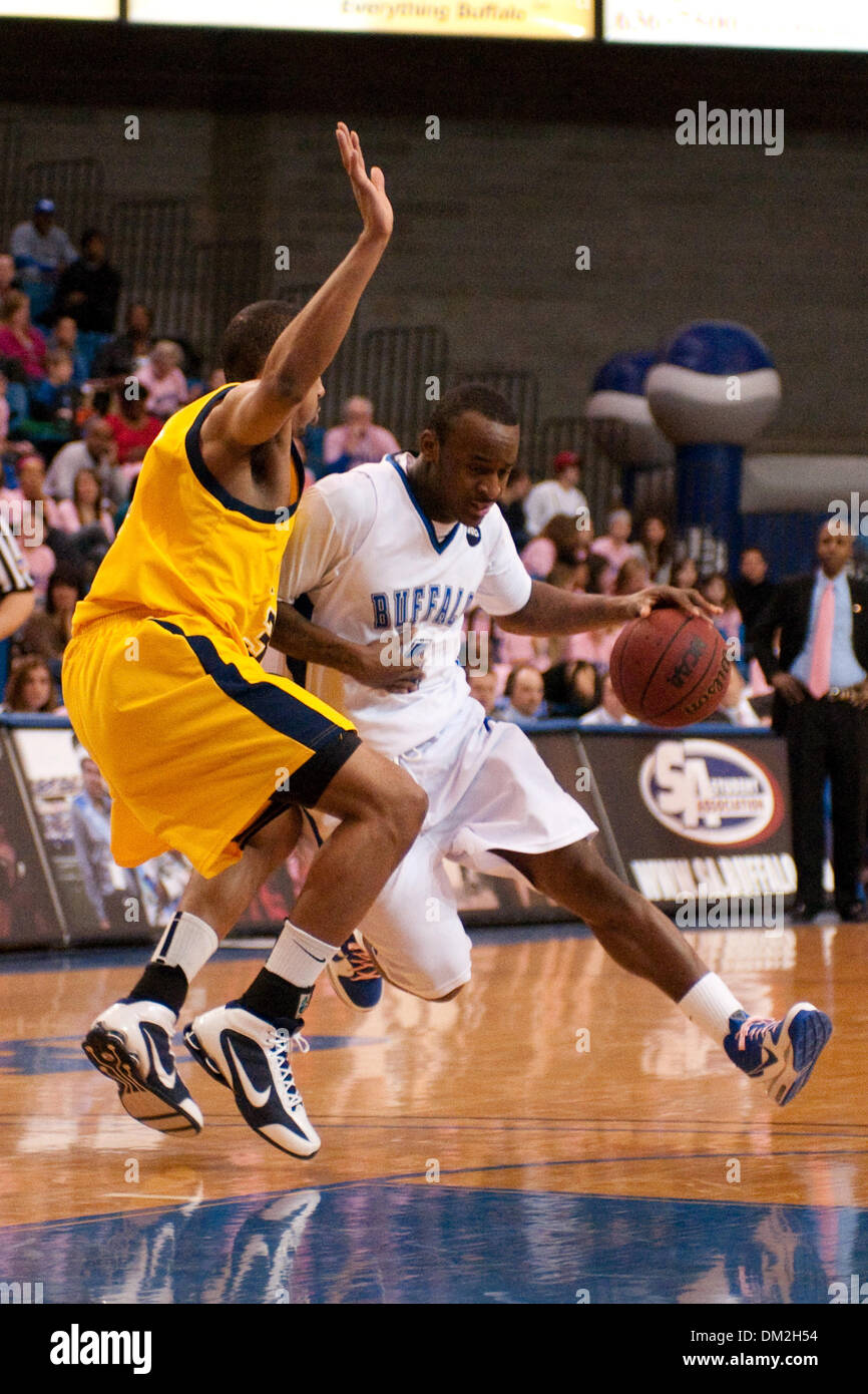 Buffalo Bulls guard Rodney Pierce (4) handles the ball in a game ...