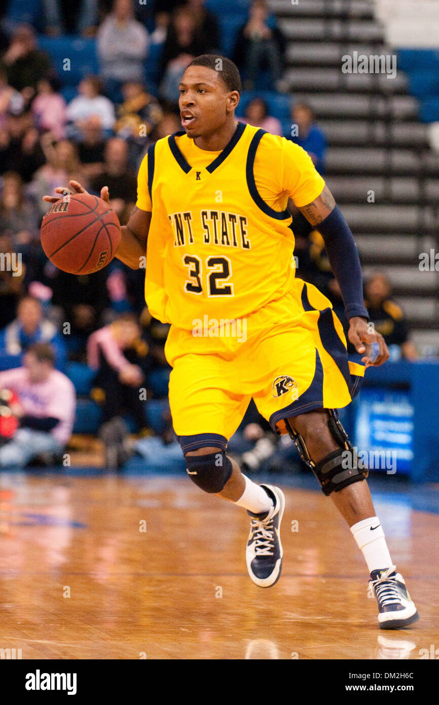Kent State Golden Flashes guard Rodriguez Sherman (32) handles the ...