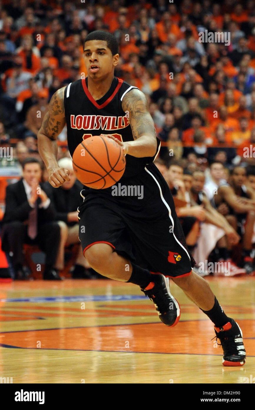 Louisville guard Edgar Sosa leads the Cardinals offense in the first ...