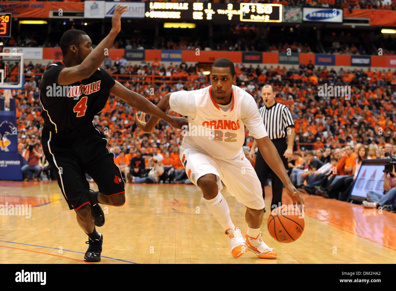 Syracuse forward Kris Joseph (32) drives the ball to the hoop against ...