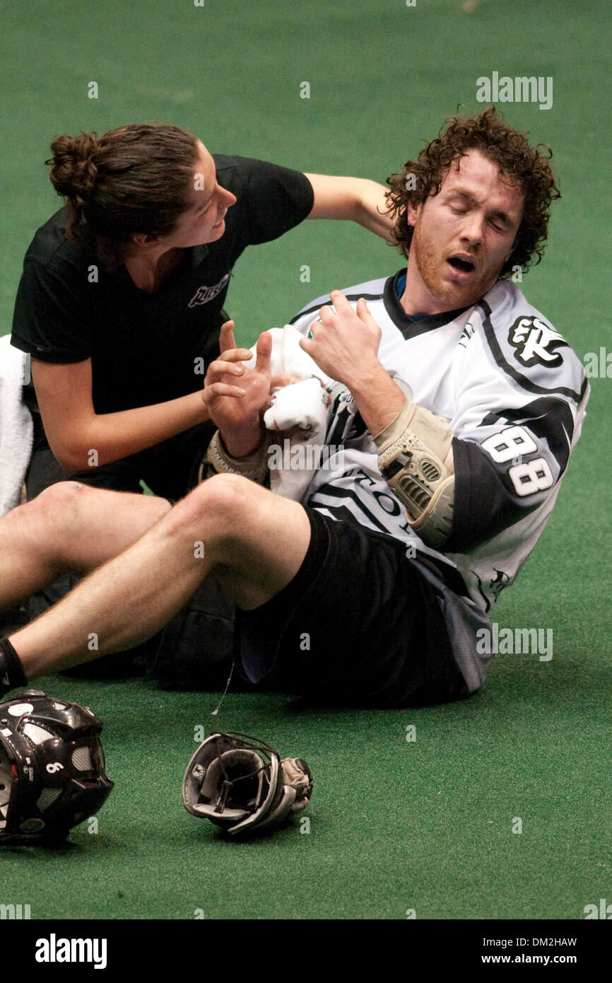 Hit in the head hi-res stock photography and images - Alamy