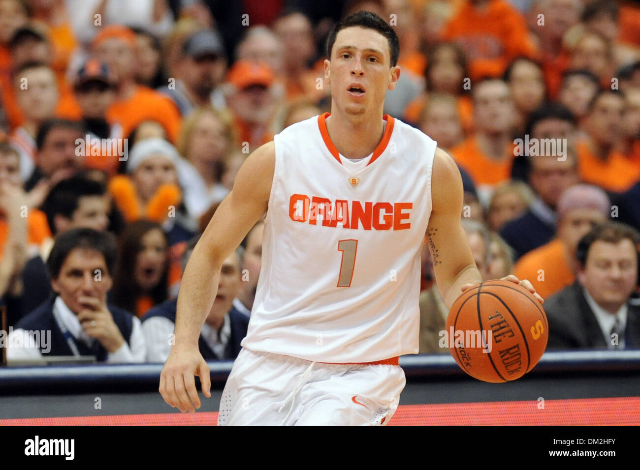 Syracuse guard Andy Rautins (1) runs the Orange offense in the second ...