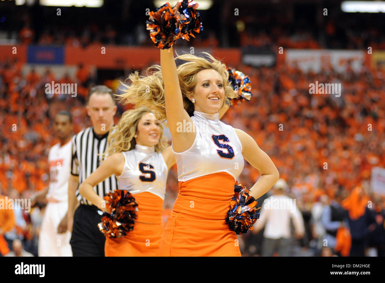 Members of the Syracuse dance team finishes off their performance in ...