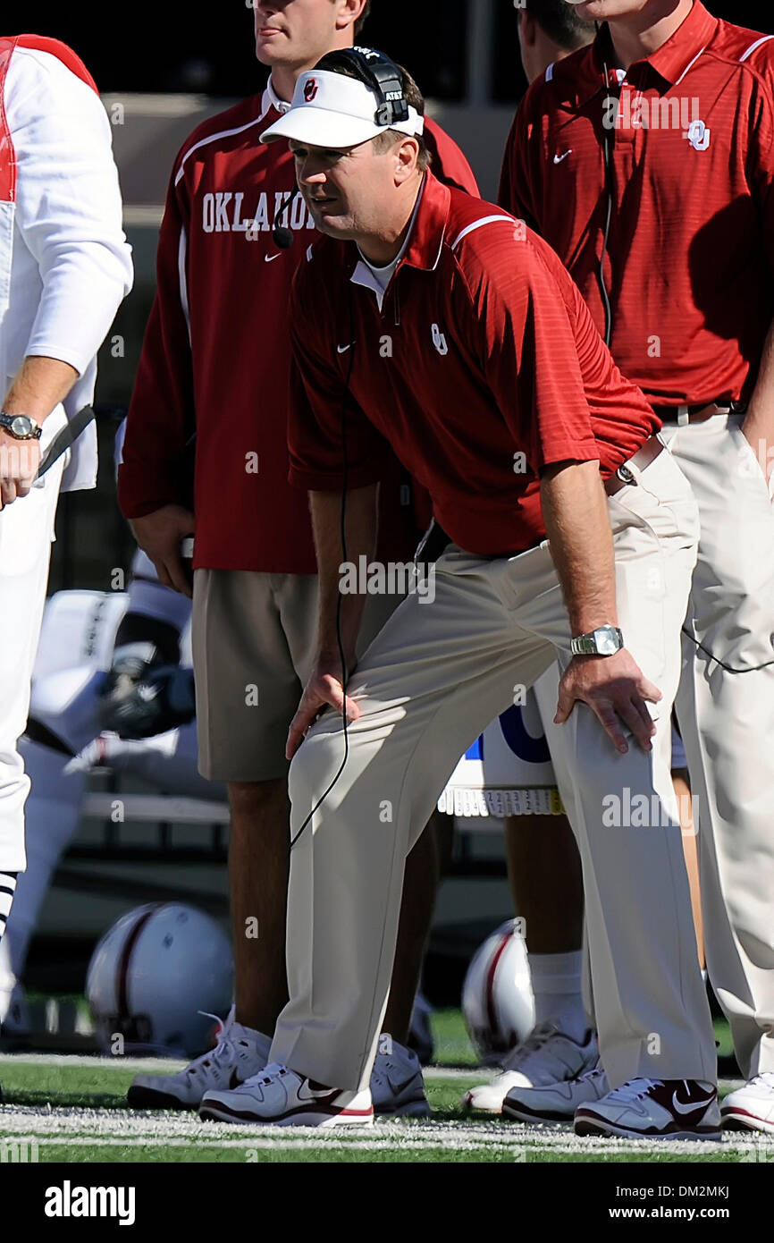 Oklahoma head coach Bob Stoops looks as his offense struggles as the ...
