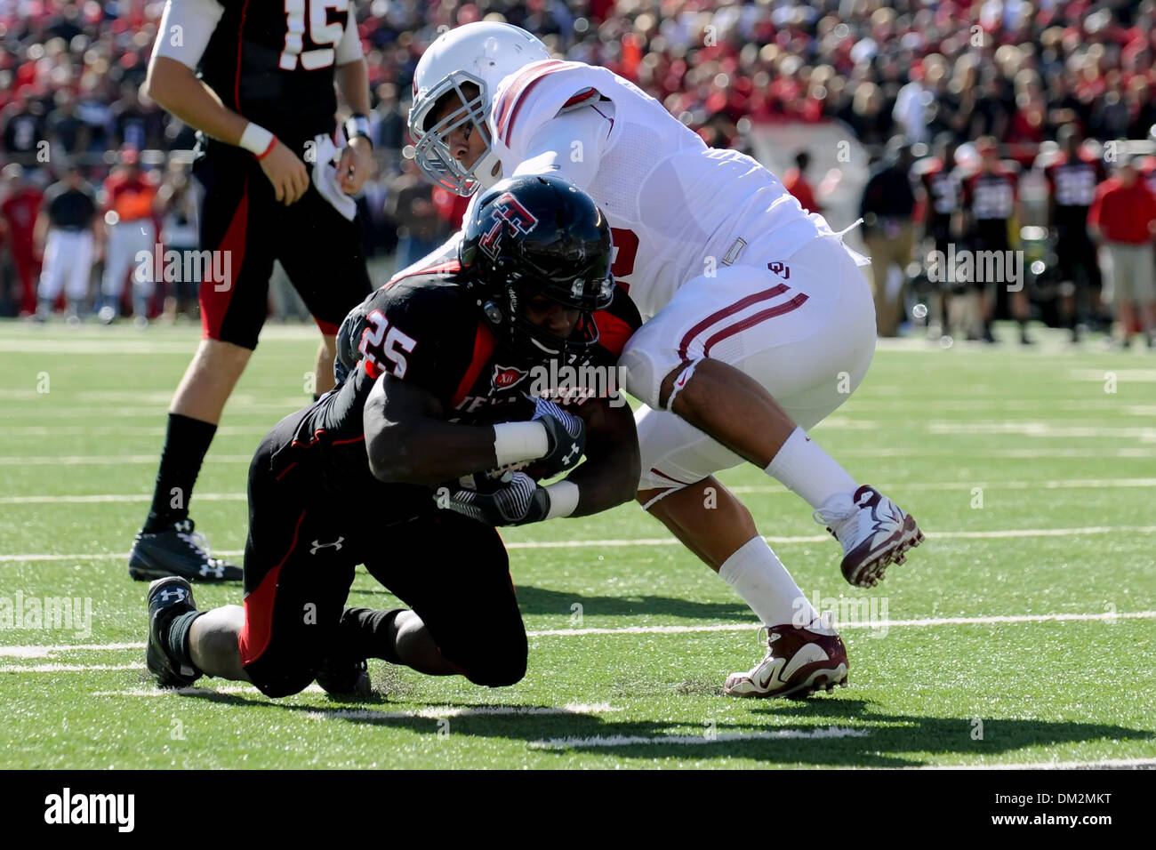 Texas Tech RB Baron Batch (25) reaches for the goalline as the Red ...