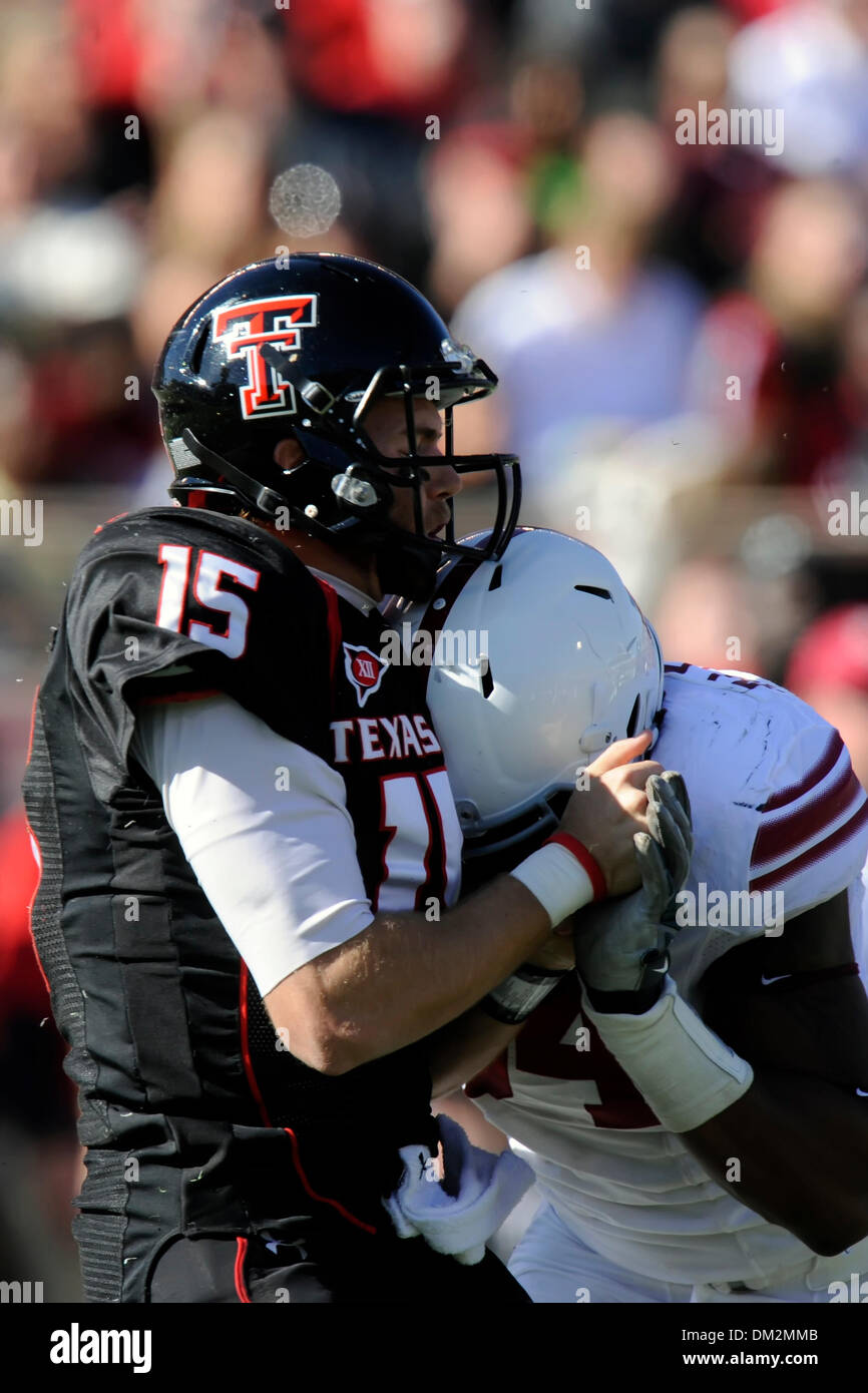 Oklahoma's DE Jeremy Beal puts a late hit on Taylor Potts (15) as the ...