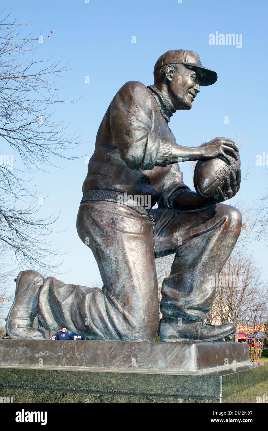 Statue of notre dame coach hi-res stock photography and images - Alamy
