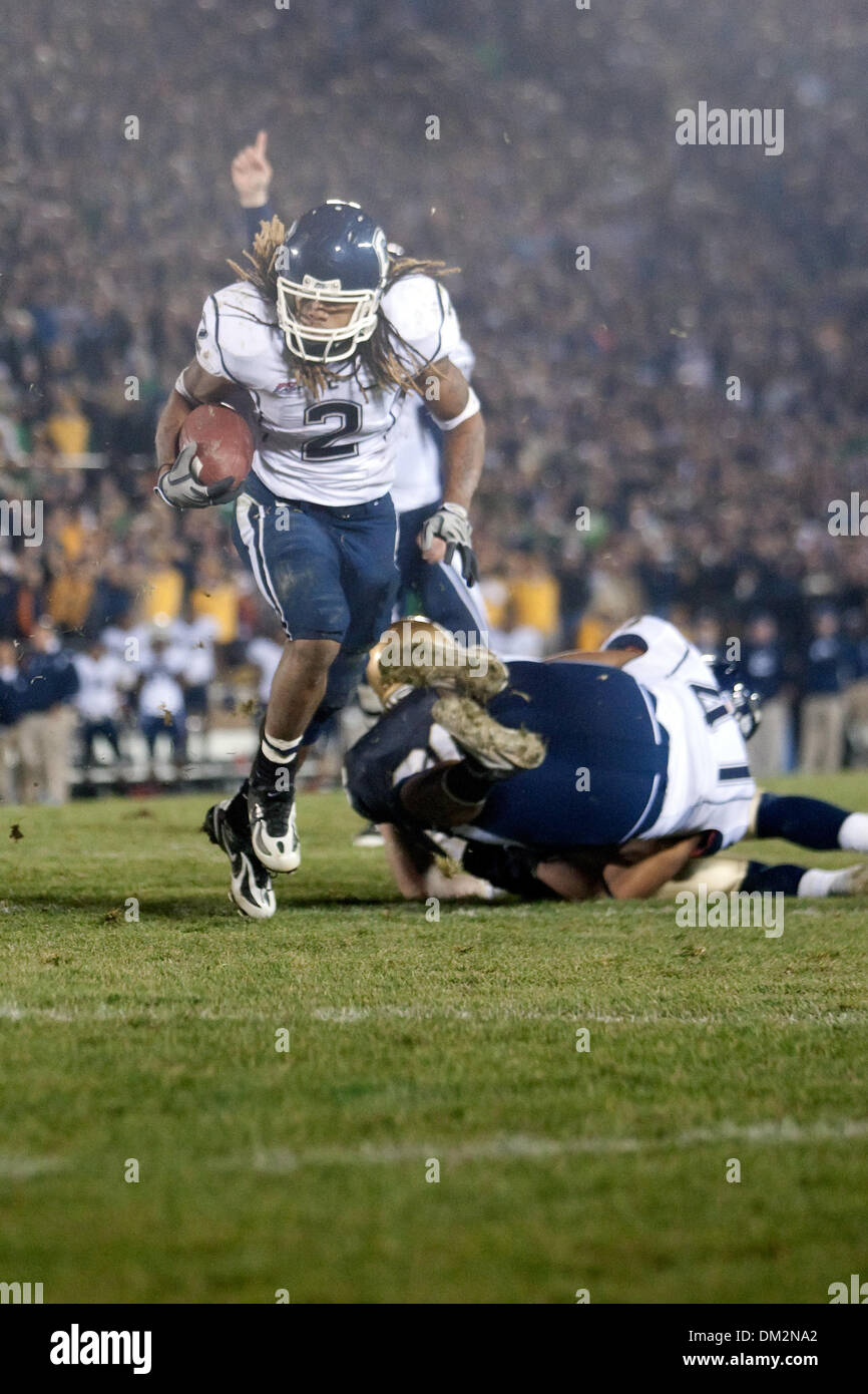 Andre Dixon sweeps around the end and makes it into the endzone to ...