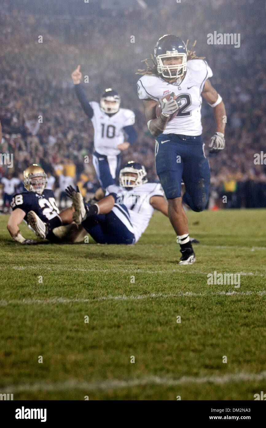 Andre Dixon sweeps around the end and makes it into the endzone to ...