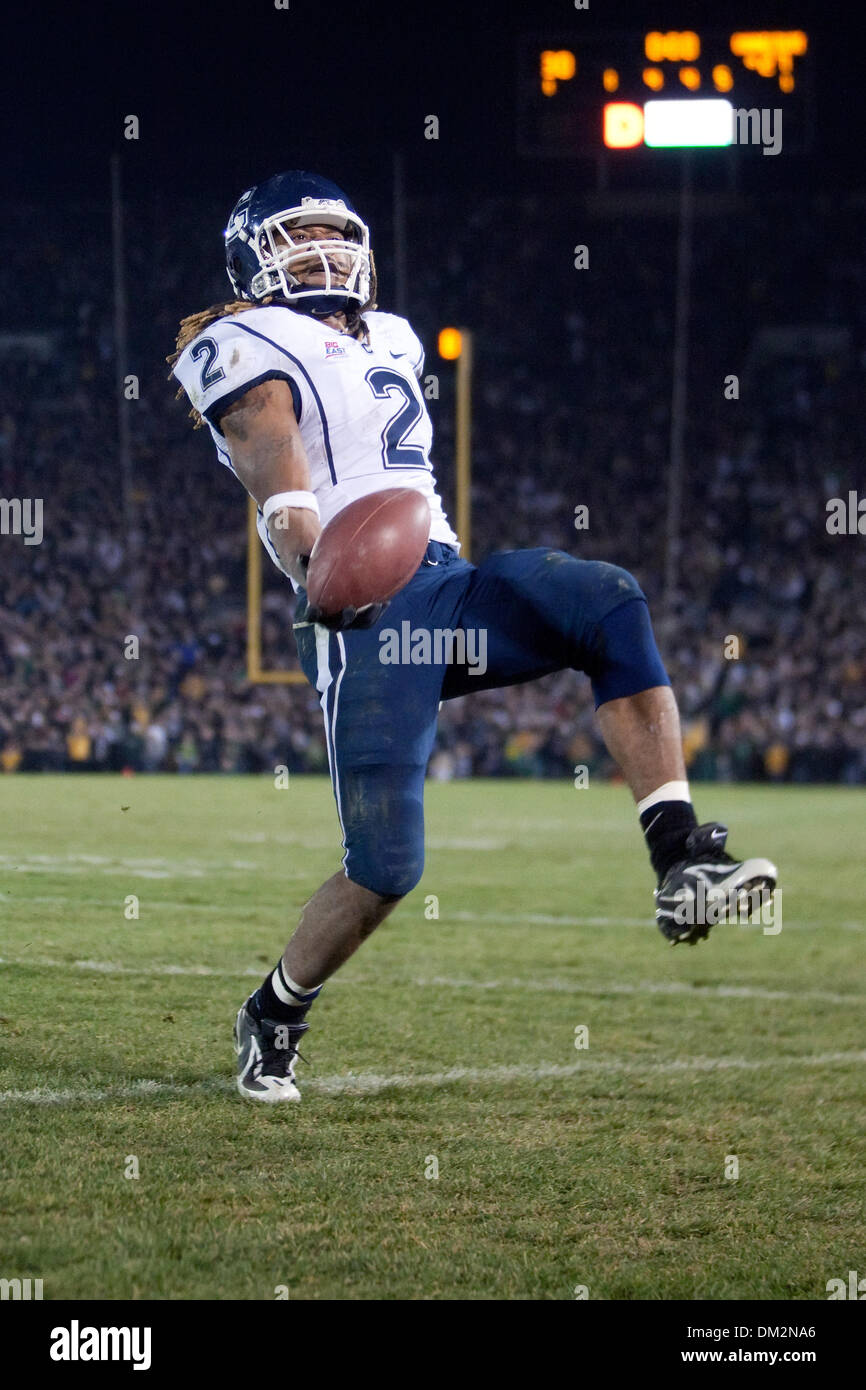 Andre Dixon sweeps around the end and makes it into the endzone to ...