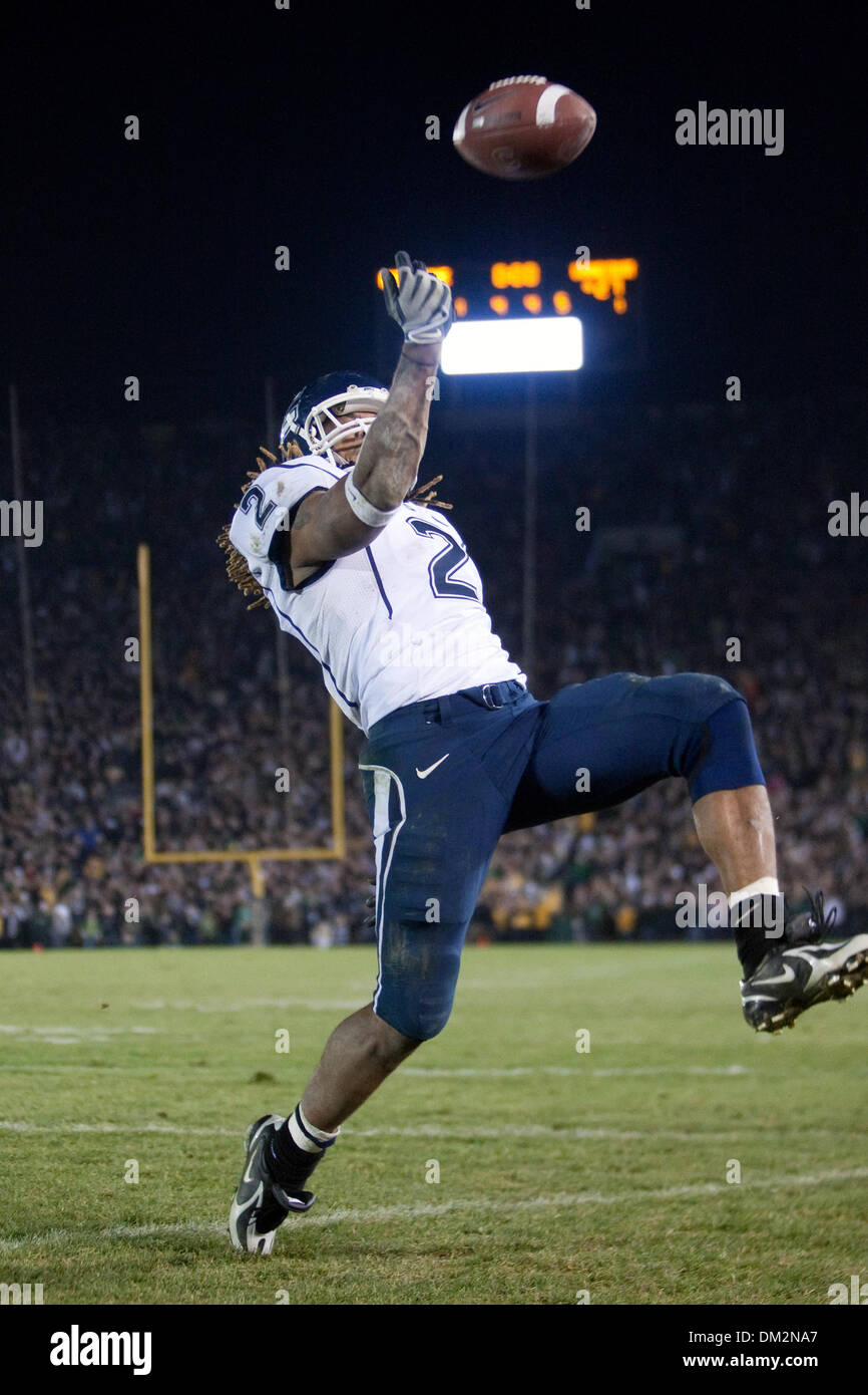 Andre Dixon sweeps around the end and makes it into the endzone to ...
