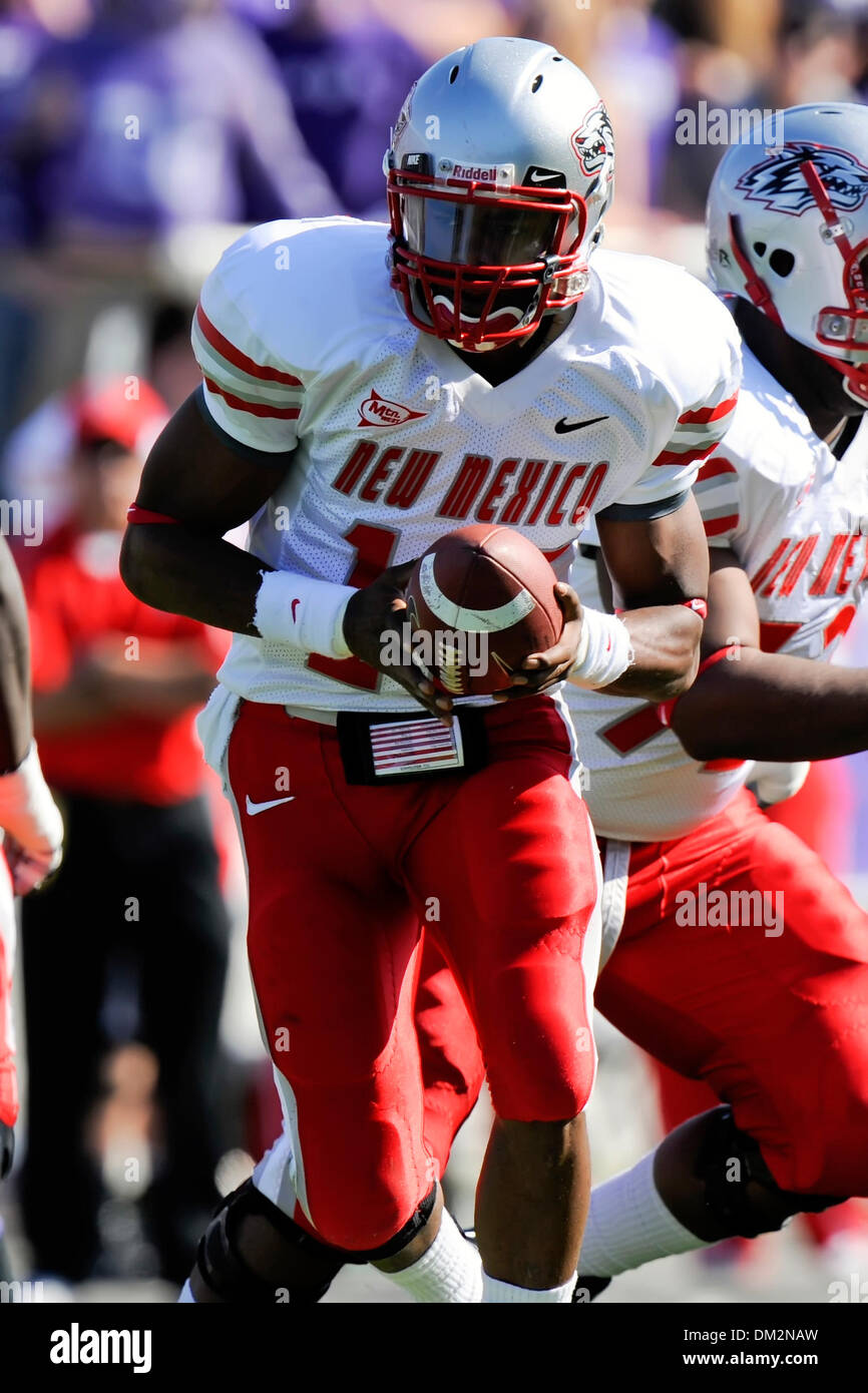 New Mexico QB Donovan Porterie (15) looks to hand off the ball as the ...
