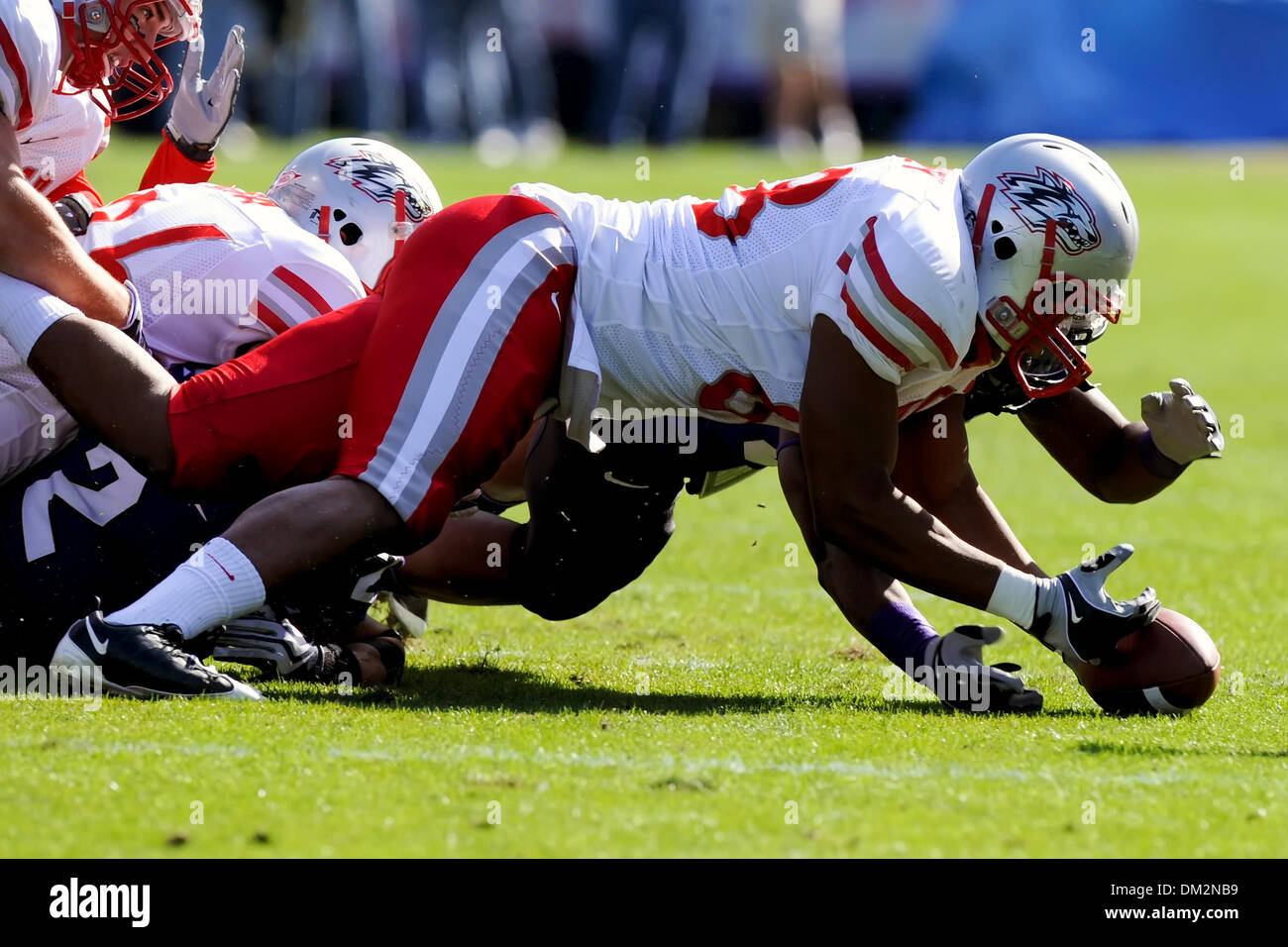 New Mexico DE Johnathan Rainey (88) dives for a fumble as the New ...