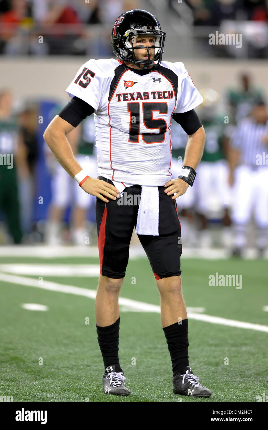 Texas Tech QB Taylor ''Nick'' Potts (15) passes for 2 touchdowns as the ...