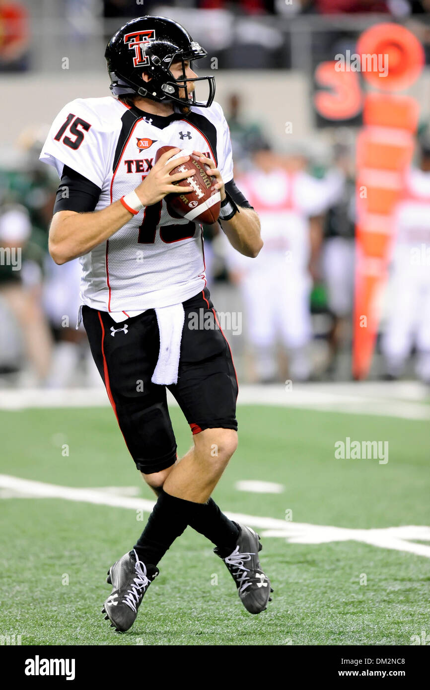 Texas Tech QB Taylor ''Nick'' Potts (15) passes for 2 touchdowns as the ...