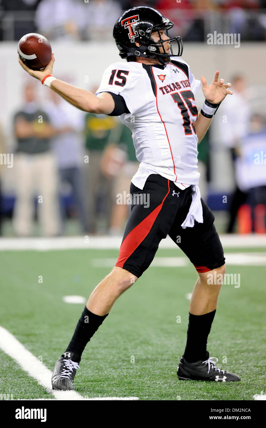 Texas Tech QB Taylor ''Nick'' Potts (15) passes for 2 touchdowns as the ...