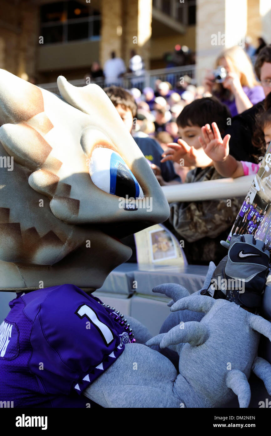 TCU mascot SuperFrog signs autographs as the New Mexico Lobos plays the ...