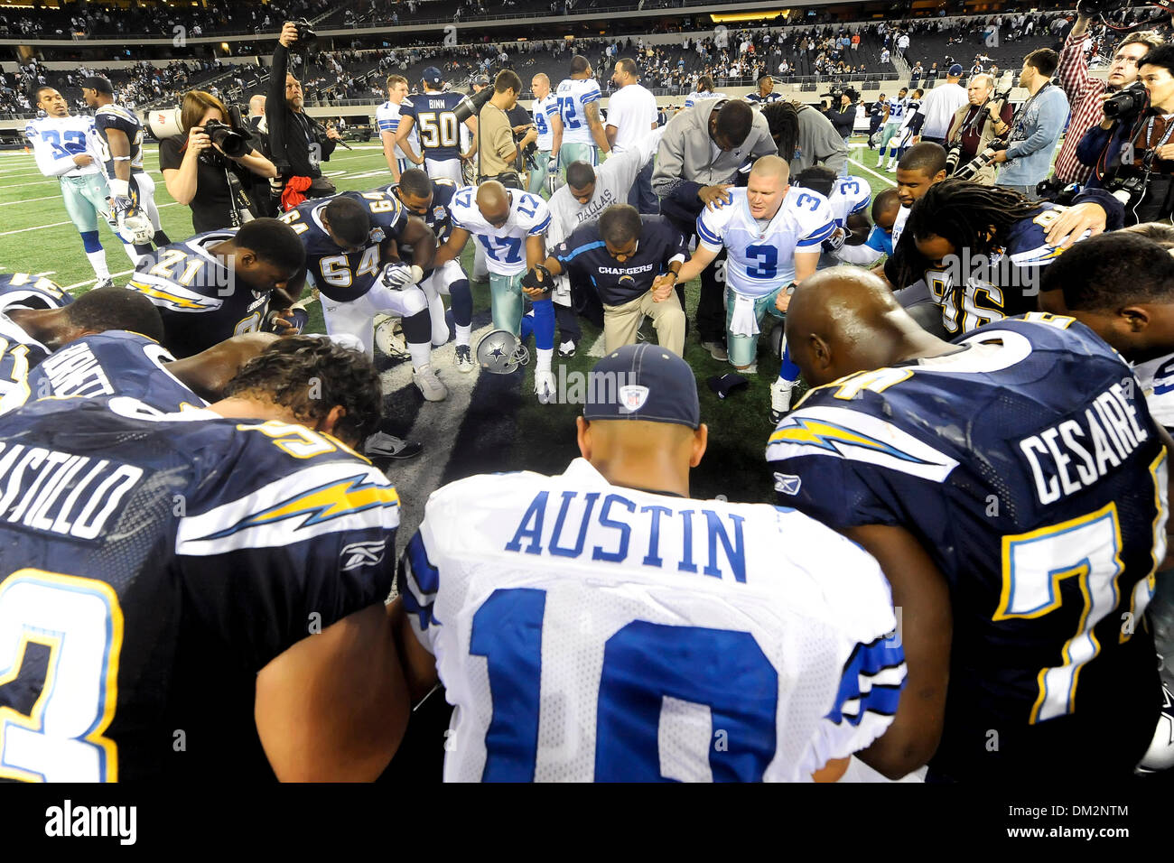 Dallas cowboys huddle hi-res stock photography and images - Alamy