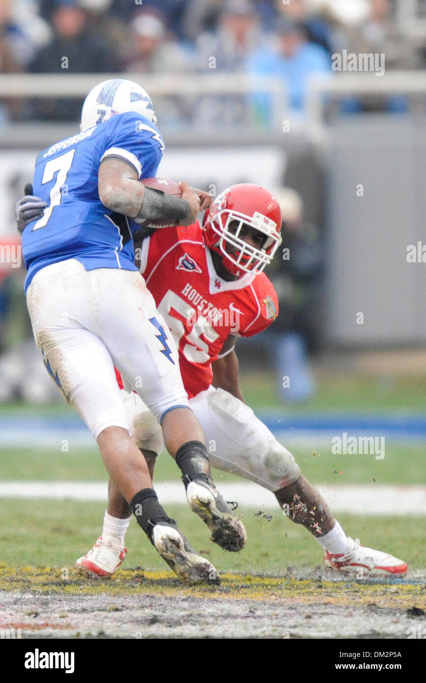 Air Force quarterback Tim Jefferson (7) looks to dodge Houston ...