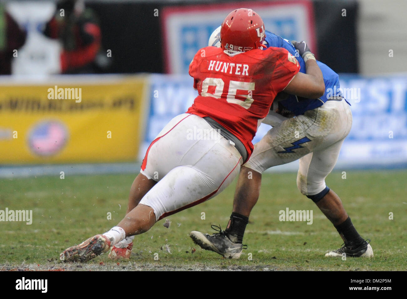 Houston defensive tackle David Hunter (95) makes a sack on Air Force ...