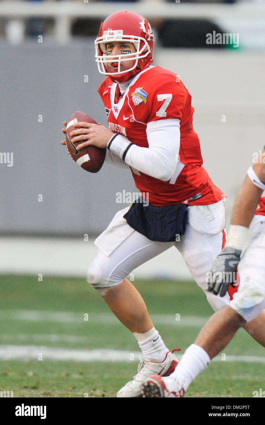 Houston quarterback Case Keenum (7) looks downfield for an open ...