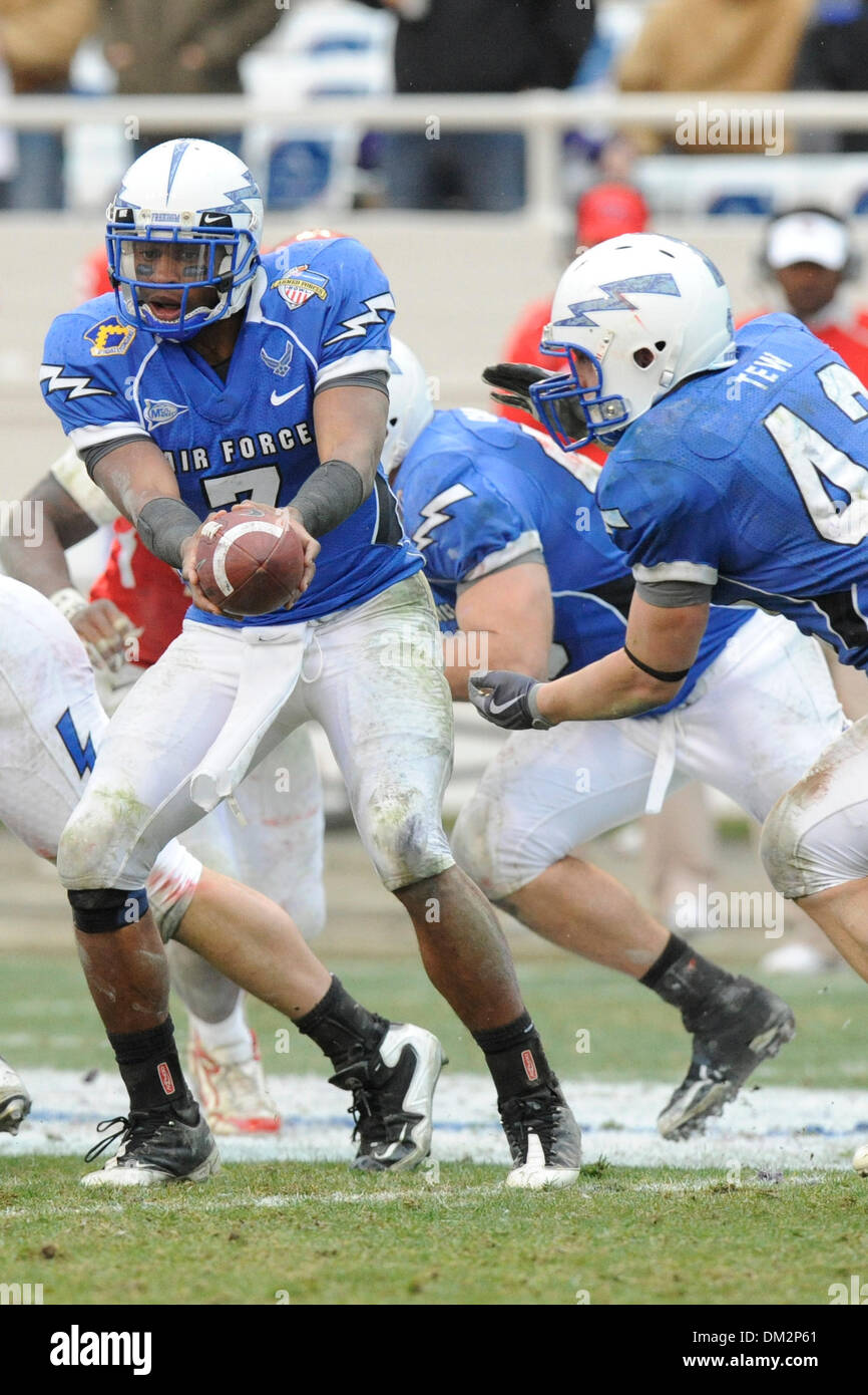 Air Force quarterback Tim Jefferson (7) hands off the ball to Air Force ...