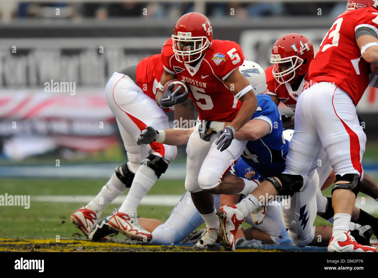 Houston running back Charles Sims (5) bursts up the middle the first ...