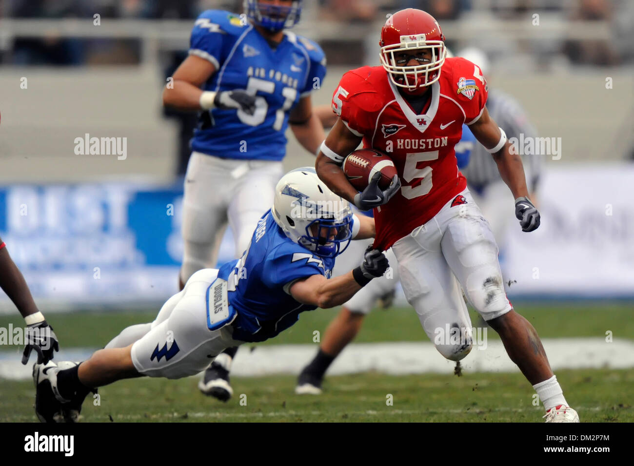 Houston running back Charles Sims (5) jumps to the outside the first ...