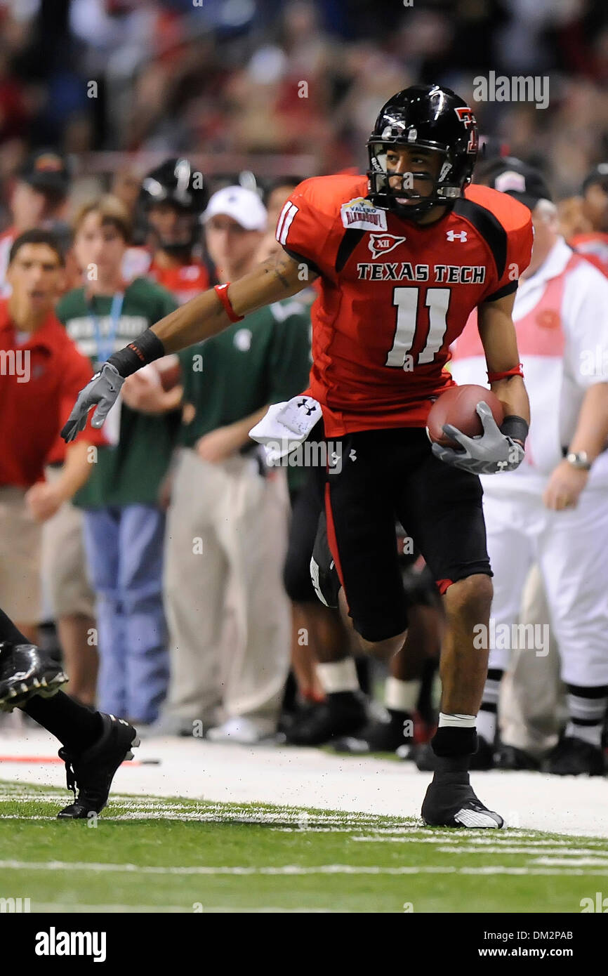Texas Tech wide receiver Tramain Swindall (11) makes the reception down ...